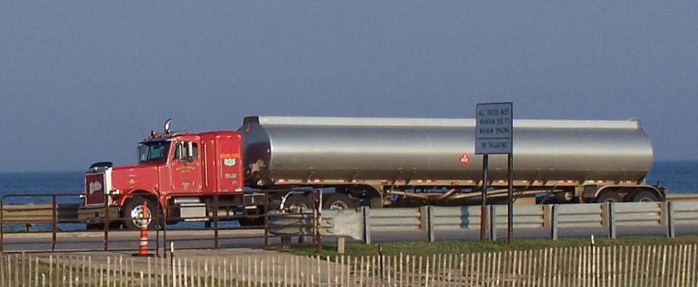 Photo: 379119 Autore Oil on bridge.jpg | Various Peterbilt Photos album ...