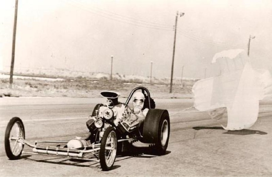 Photo: POPPING THE CHUTE (135) | FRONT ENGINE DRAGSTERS album | LOUD ...