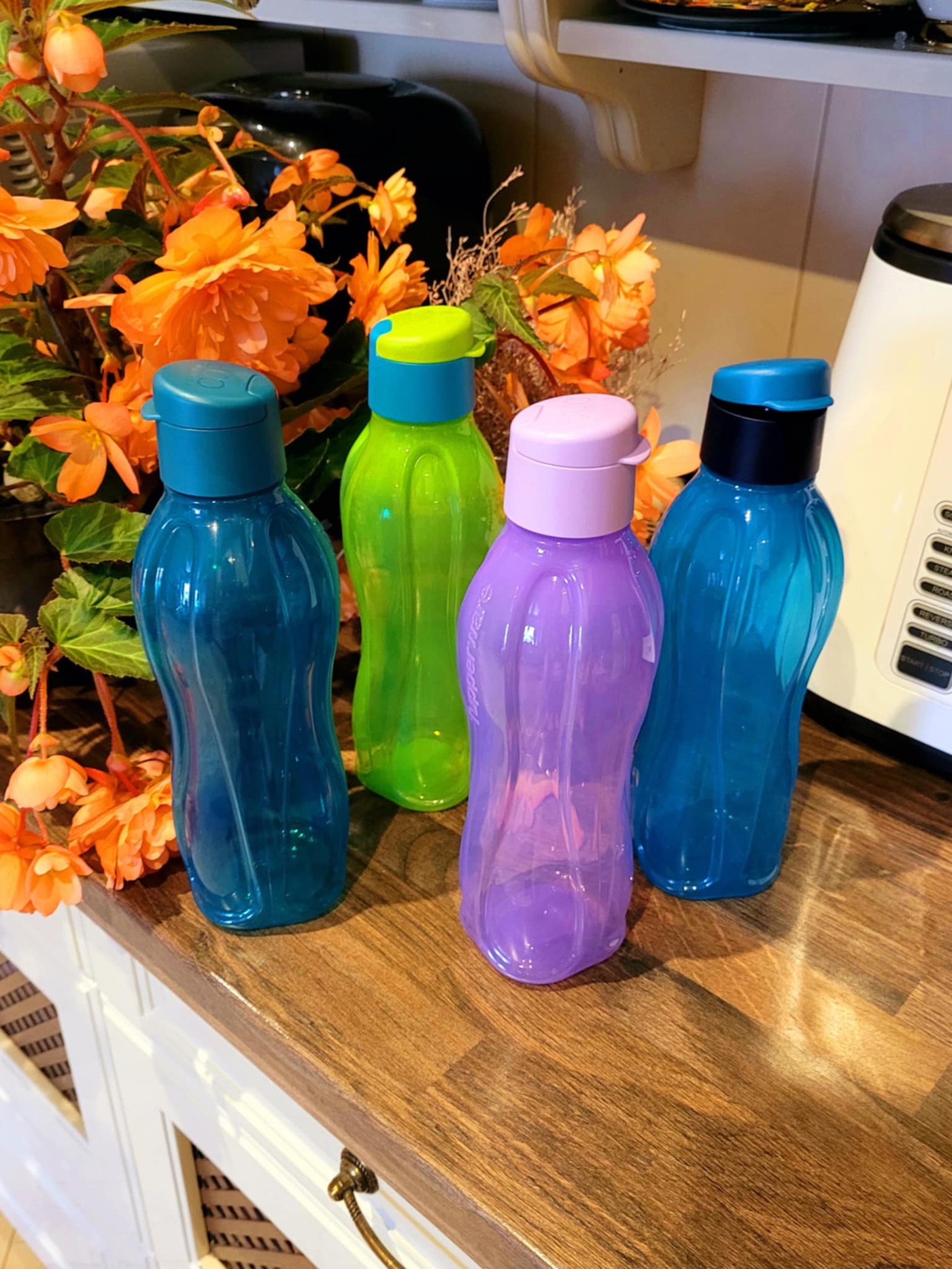 Photo: Foto labai iškraipo spalvas, ypač turkio spalvytės buteliuko ...